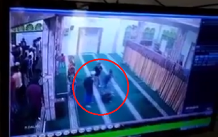 Netizen Tak Puas Hati Pakcik Tolak Kanak² Dlm Masjid Sebab Bising.