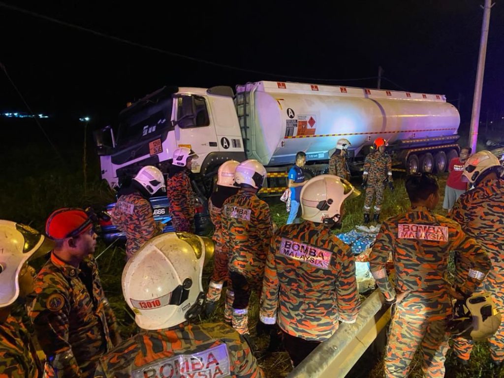 Pasangan Suami Isteri Warga Emas Maut Rempuh Belakang Lori