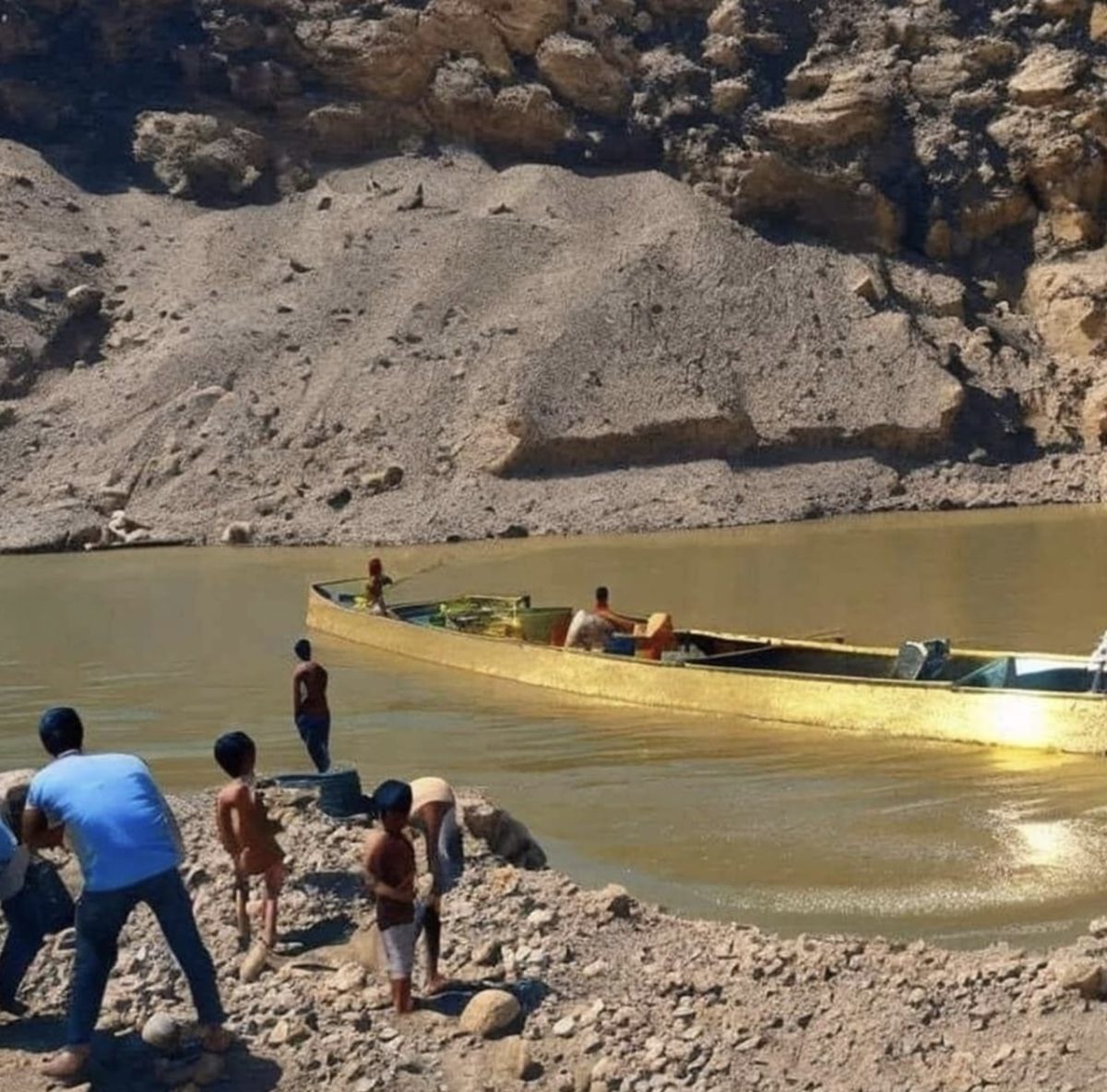 13 Gambar Gunung Emas Muncul Dari Sungai Furat